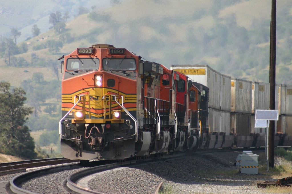 BNSF Intermodal climbs passed Walong